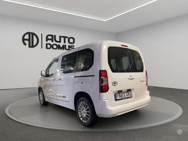 White Toyota Proace City Verso 2024 in Klaipeda, with an engine capacity of 1.20 L and mileage of 42 thousand km for 21175 €, photo 4 on AUTOMOTO.COM.LV