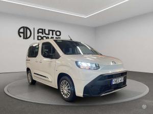 White Toyota Proace City Verso 2025 in Klaipeda, with an engine capacity of 1.50 L and mileage of 43 thousand km for 20999 €, photo  on AUTOMOTO.COM.LV