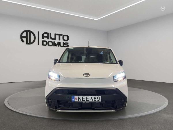 White Toyota Proace City Verso 2025 in Klaipeda, with an engine capacity of 1.50 L and mileage of 43 thousand km for 20999 €, photo 2 on AUTOMOTO.COM.LV