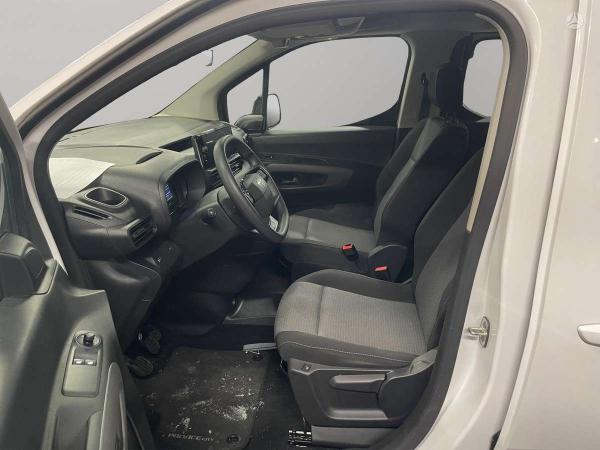 White Toyota Proace City Verso 2025 in Klaipeda, with an engine capacity of 1.50 L and mileage of 43 thousand km for 20999 €, photo 7 on AUTOMOTO.COM.LV