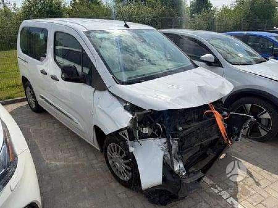 Balts Toyota Proace City Verso 2025 Viļņa, ar dzinēja tilpumu 1.50 L un nobraukumu 22 tūkst. km par 12300 €, foto 1 vietnē AUTOMOTO.COM.LV