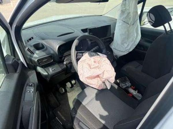 Balts Toyota Proace City Verso 2025 Viļņa, ar dzinēja tilpumu 1.50 L un nobraukumu 22 tūkst. km par 12300 €, foto 2 vietnē AUTOMOTO.COM.LV