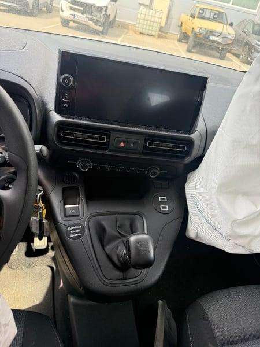 Balts Toyota Proace City Verso 2025 Viļņa, ar dzinēja tilpumu 1.50 L un nobraukumu 22 tūkst. km par 12300 €, foto 4 vietnē AUTOMOTO.COM.LV