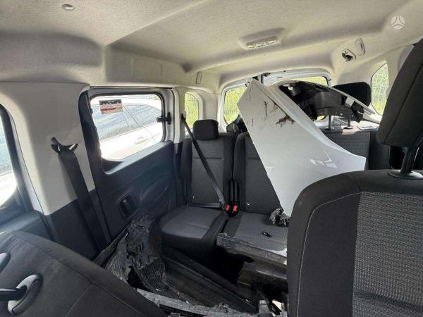 Balts Toyota Proace City Verso 2025 Viļņa, ar dzinēja tilpumu 1.50 L un nobraukumu 22 tūkst. km par 12300 €, foto 8 vietnē AUTOMOTO.COM.LV