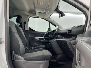 White Toyota Proace City 2020 in Vilnius, with an engine capacity of 1.20 L and mileage of 173 thousand km for 12900 €, photo 7 on AUTOMOTO.COM.LV