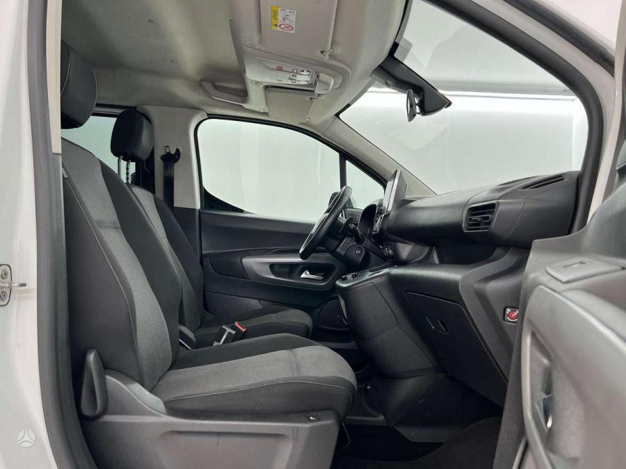 White Toyota Proace City 2020 in Vilnius, with an engine capacity of 1.20 L and mileage of 173 thousand km for 12900 €, photo 7 on AUTOMOTO.COM.LV