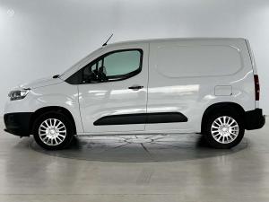 White Toyota Proace City 2023 in Vilnius, with an engine capacity of 1.50 L and mileage of 37 thousand km for 18900 €, photo 4 on AUTOMOTO.COM.LV