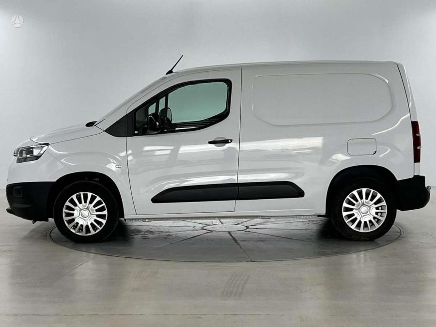 White Toyota Proace City 2023 in Vilnius, with an engine capacity of 1.50 L and mileage of 37 thousand km for 18900 €, photo 4 on AUTOMOTO.COM.LV