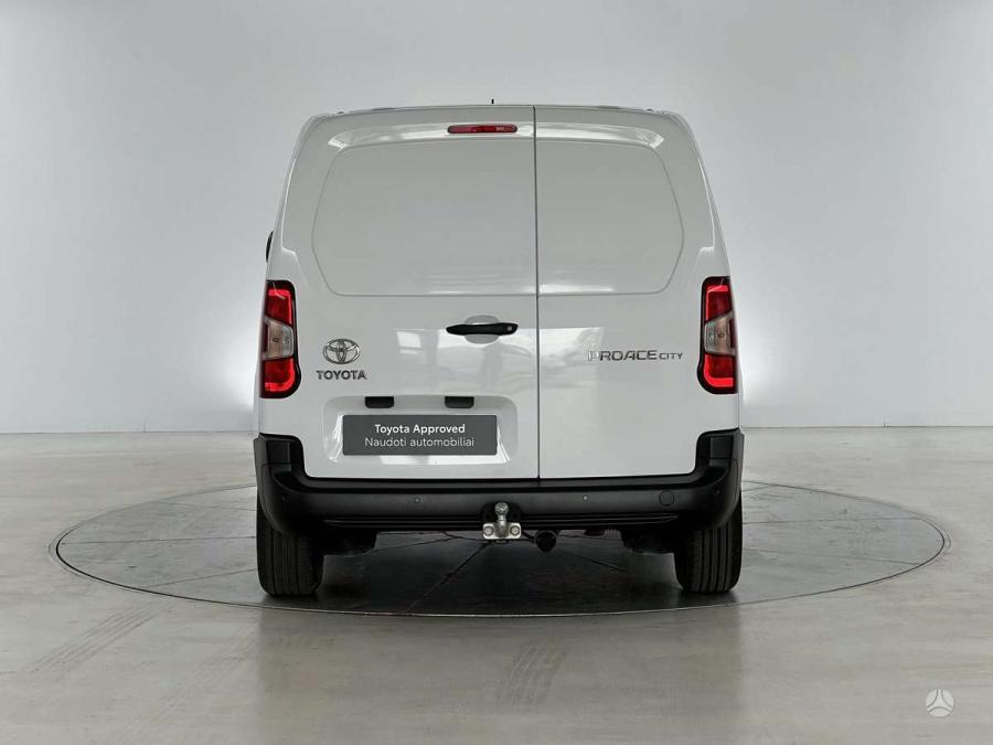 White Toyota Proace City 2023 in Vilnius, with an engine capacity of 1.50 L and mileage of 37 thousand km for 18900 €, photo 5 on AUTOMOTO.COM.LV