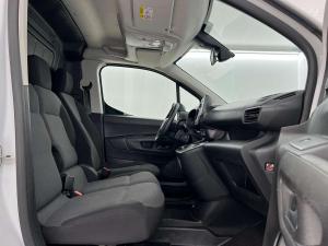 White Toyota Proace City 2023 in Vilnius, with an engine capacity of 1.50 L and mileage of 37 thousand km for 18900 €, photo 7 on AUTOMOTO.COM.LV