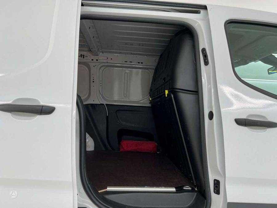 White Toyota Proace City 2023 in Vilnius, with an engine capacity of 1.50 L and mileage of 37 thousand km for 18900 €, photo 8 on AUTOMOTO.COM.LV