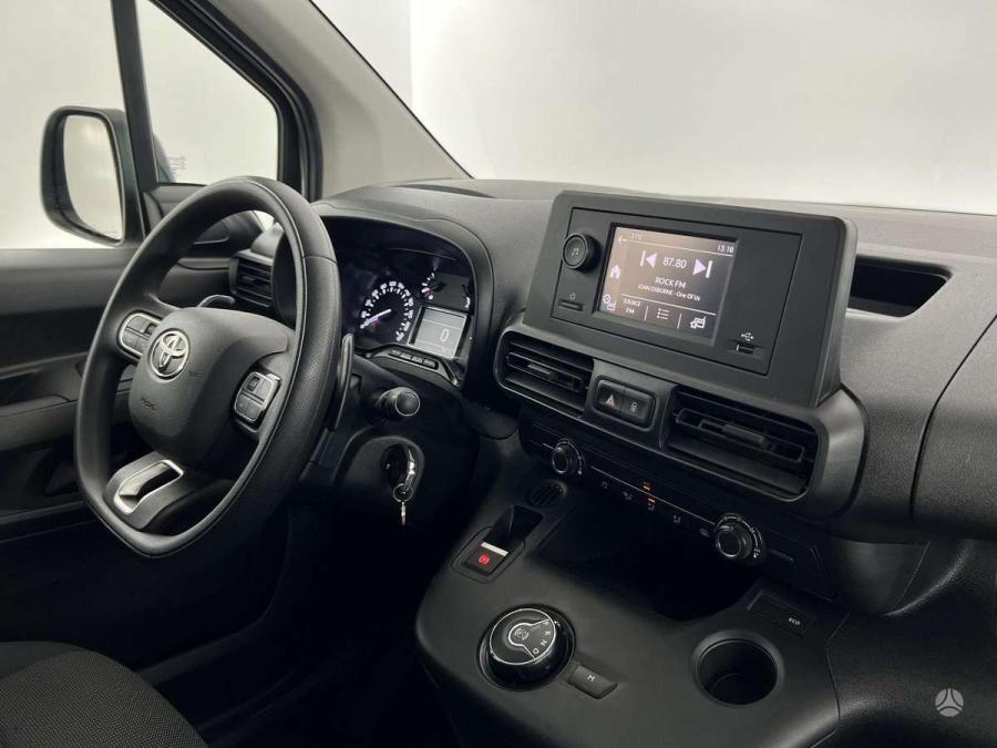 White Toyota Proace City 2023 in Vilnius, with an engine capacity of 1.50 L and mileage of 37 thousand km for 18900 €, photo 9 on AUTOMOTO.COM.LV