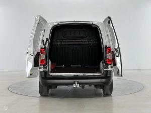 White Toyota Proace City 2023 in Vilnius, with an engine capacity of 1.50 L and mileage of 37 thousand km for 18900 €, photo 11 on AUTOMOTO.COM.LV