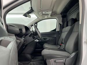 White Toyota Proace City 2023 in Vilnius, with an engine capacity of 1.50 L and mileage of 37 thousand km for 18900 €, photo 12 on AUTOMOTO.COM.LV