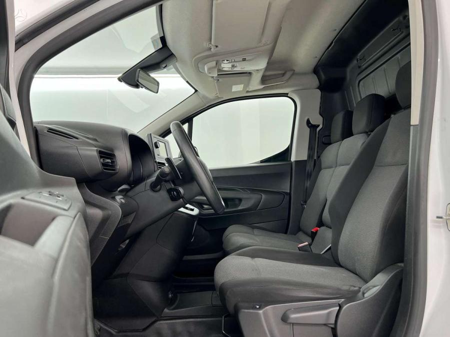 White Toyota Proace City 2023 in Vilnius, with an engine capacity of 1.50 L and mileage of 37 thousand km for 18900 €, photo 12 on AUTOMOTO.COM.LV