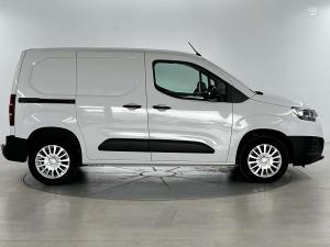 White Toyota Proace City 2023 in Vilnius, with an engine capacity of 1.50 L and mileage of 37 thousand km for 18900 €, photo 16 on AUTOMOTO.COM.LV
