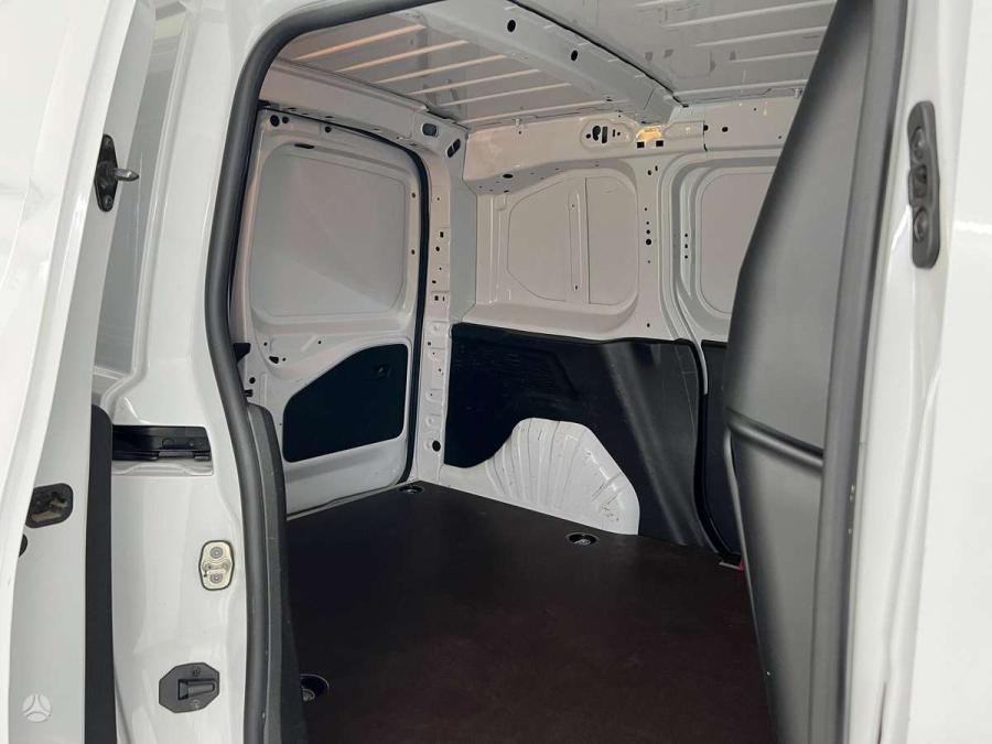 White Toyota Proace City 2023 in Vilnius, with an engine capacity of 1.50 L and mileage of 37 thousand km for 18900 €, photo 19 on AUTOMOTO.COM.LV