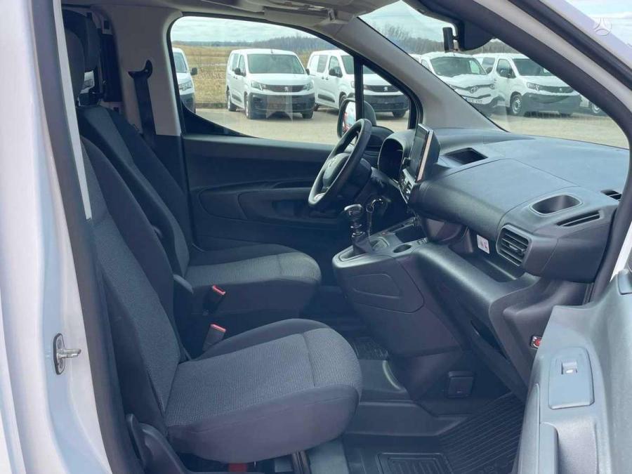 White Toyota Proace City 2024 in Ukmerge, with an engine capacity of 1.50 L and mileage of 86 thousand km for 17999 €, photo 8 on AUTOMOTO.COM.LV