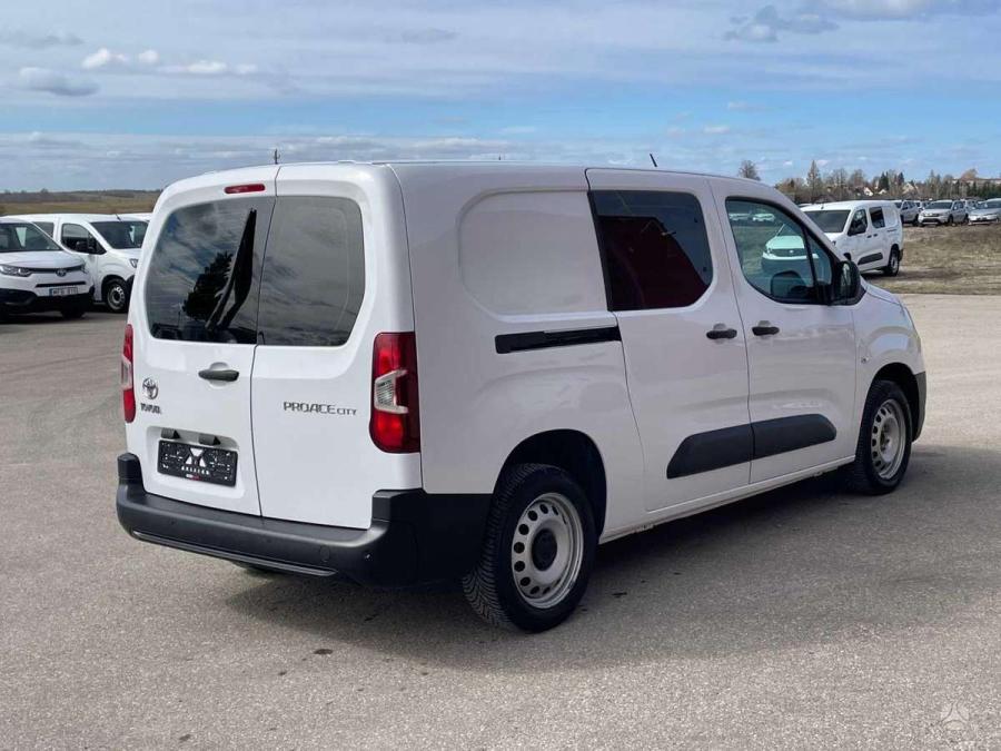 White Toyota Proace City 2024 in Ukmerge, with an engine capacity of 1.50 L and mileage of 86 thousand km for 15999 €, photo 5 on AUTOMOTO.COM.LV