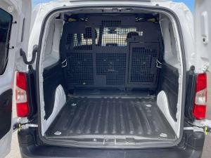 White Toyota Proace City 2024 in Ukmerge, with an engine capacity of 1.50 L and mileage of 86 thousand km for 15999 €, photo 6 on AUTOMOTO.COM.LV
