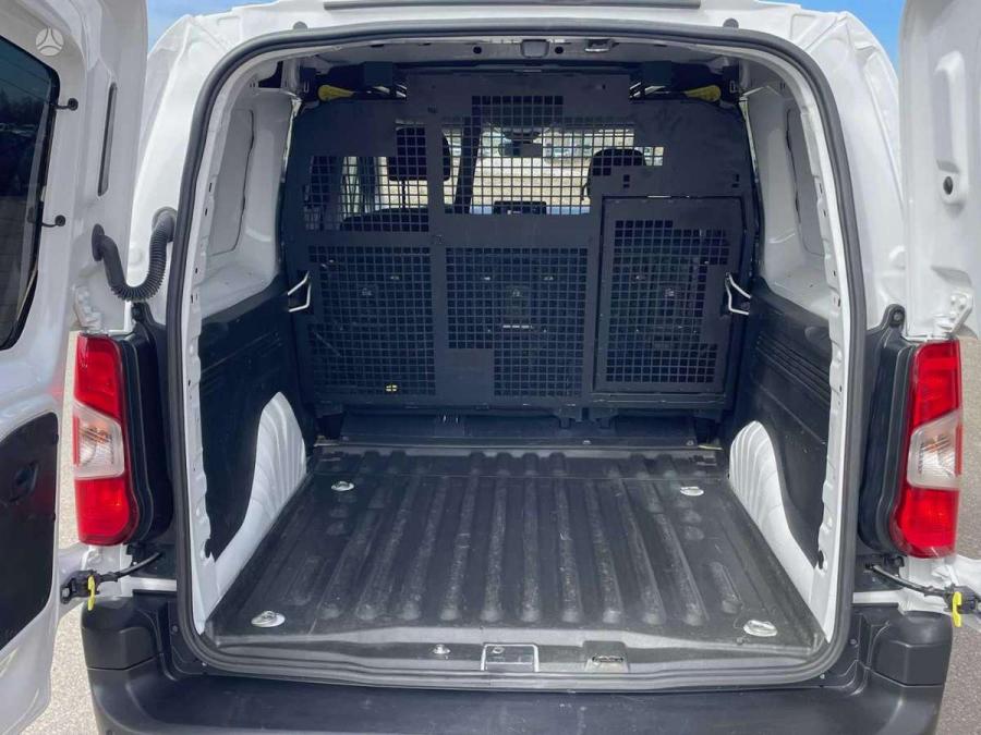 White Toyota Proace City 2024 in Ukmerge, with an engine capacity of 1.50 L and mileage of 86 thousand km for 15999 €, photo 6 on AUTOMOTO.COM.LV