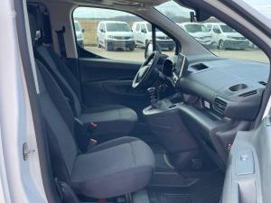 White Toyota Proace City 2024 in Ukmerge, with an engine capacity of 1.50 L and mileage of 86 thousand km for 15999 €, photo 8 on AUTOMOTO.COM.LV