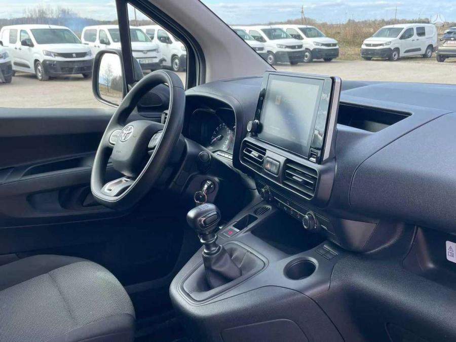 White Toyota Proace City 2024 in Ukmerge, with an engine capacity of 1.50 L and mileage of 86 thousand km for 15999 €, photo 9 on AUTOMOTO.COM.LV