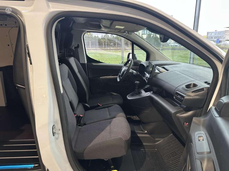 White Toyota Proace City 2026 in Siauliai, with an engine capacity of 1.50 L and mileage of 8 thousand km for 25900 €, photo 8 on AUTOMOTO.COM.LV