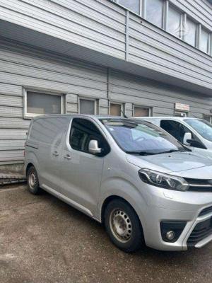 Pelēks Toyota Proace 2018 Viļņa, ar dzinēja tilpumu 1.56 L un nobraukumu 159 tūkst. km par 8500 €, foto  vietnē AUTOMOTO.COM.LV