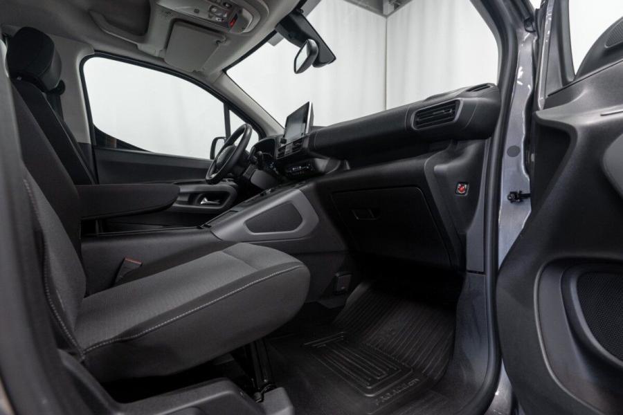 Grey Toyota Proace 2022 in Tallinn, with an engine capacity of 1.20 L and mileage of 51 thousand km for 17900 €, photo 14 on AUTOMOTO.COM.LV