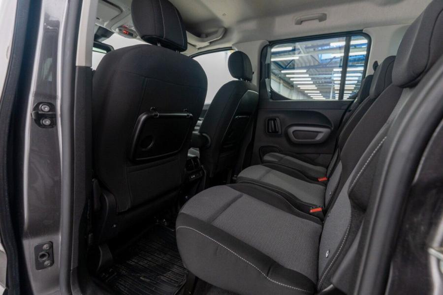 Grey Toyota Proace 2022 in Tallinn, with an engine capacity of 1.20 L and mileage of 51 thousand km for 17900 €, photo 16 on AUTOMOTO.COM.LV