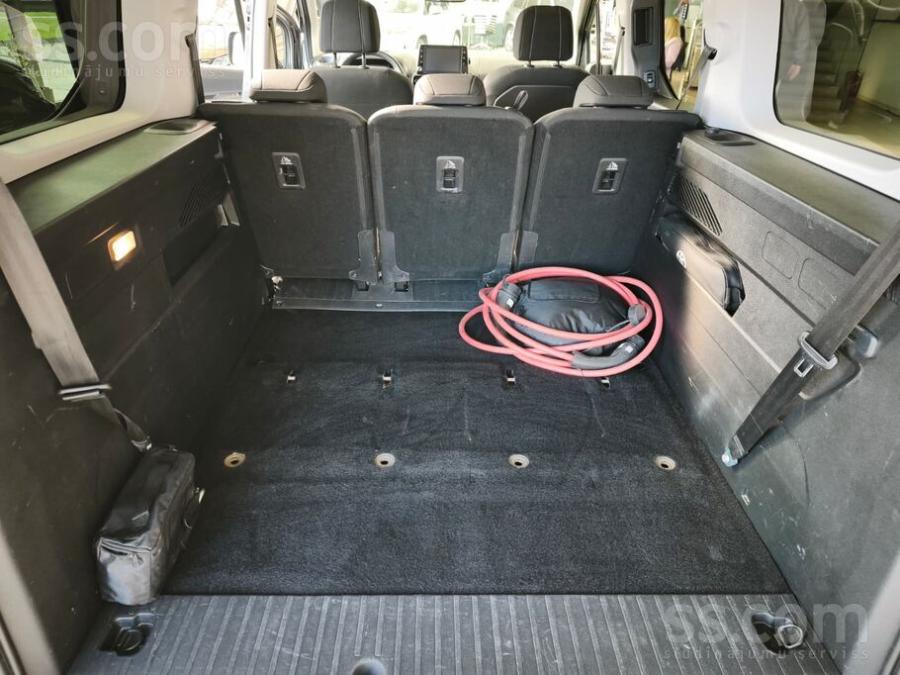 Grey Toyota Proace 2023 in Riga, with an engine capacity of 2.00 L and mileage of 30 thousand km for 28900 €, photo 12 on AUTOMOTO.COM.LV