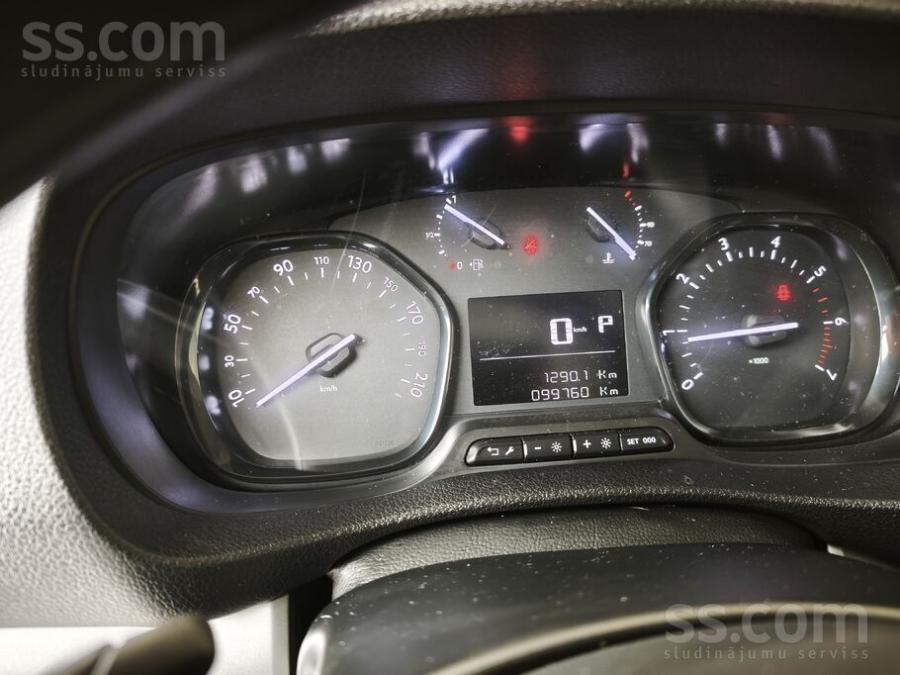 Grey Toyota Proace 2023 in Riga, with an engine capacity of 2.00 L and mileage of 100 thousand km for 32900 €, photo 17 on AUTOMOTO.COM.LV