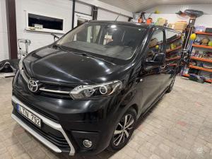 Melns Toyota proace-verso 2021 Viļņa, ar dzinēja tilpumu 2.00 L un nobraukumu 166 tūkst. km par 25500 €, foto  vietnē AUTOMOTO.COM.LV