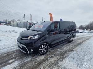 Melns Toyota proace-verso 2018 Kauņa, ar dzinēja tilpumu 2.00 L un nobraukumu 152 tūkst. km par 19890 €, foto  vietnē AUTOMOTO.COM.LV