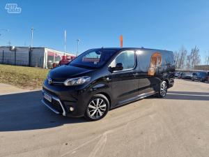 Melns Toyota proace-verso 2018 Kauņa, ar dzinēja tilpumu 2.00 L un nobraukumu 152 tūkst. km par 19500 €, foto  vietnē AUTOMOTO.COM.LV
