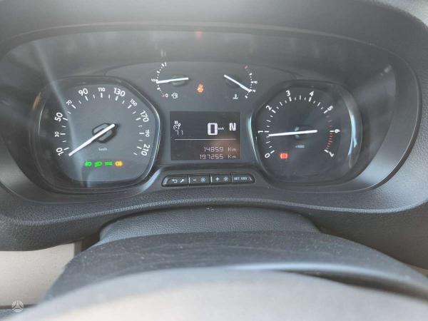 Brown Toyota proace-verso 2018 in Siauliai, with an engine capacity of 1.60 L and mileage of 195 thousand km for 13600 €, photo 9 on AUTOMOTO.COM.LV
