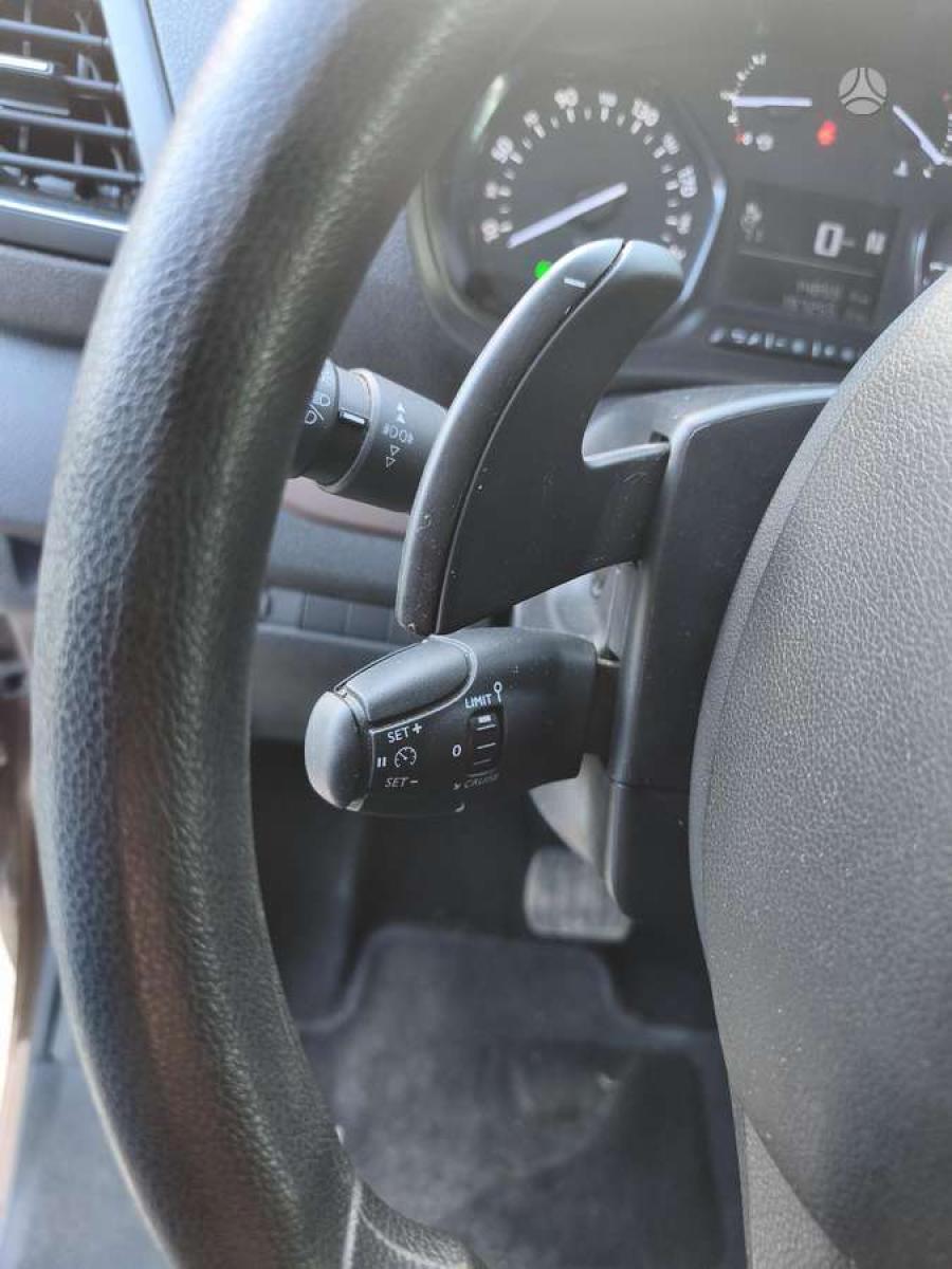 Brown Toyota proace-verso 2018 in Siauliai, with an engine capacity of 1.60 L and mileage of 195 thousand km for 13600 €, photo 11 on AUTOMOTO.COM.LV