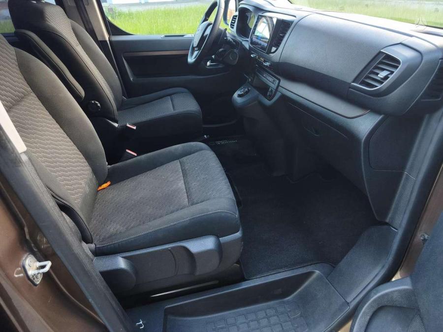 Brown Toyota proace-verso 2018 in Siauliai, with an engine capacity of 1.60 L and mileage of 195 thousand km for 13600 €, photo 15 on AUTOMOTO.COM.LV