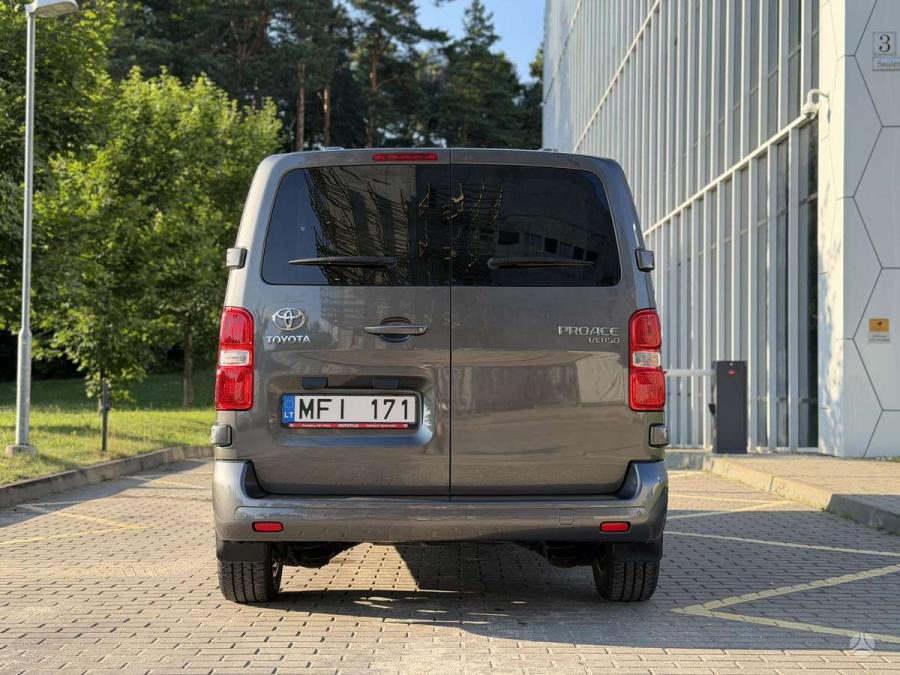 Grey Toyota proace-verso 2022 in Vilnius, with an engine capacity of 2.00 L and mileage of 122 thousand km for 27900 €, photo 6 on AUTOMOTO.COM.LV