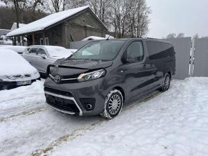 Pelēks Toyota proace-verso 2023 Kauņa, ar dzinēja tilpumu 2.00 L un nobraukumu 48 tūkst. km par 17900 €, foto  vietnē AUTOMOTO.COM.LV