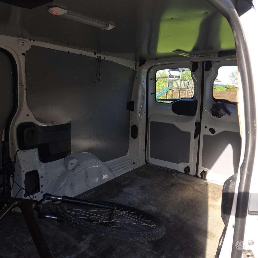 White Toyota Proace 2018 in Vilnius, with an engine capacity of 2.00 L and mileage of 296 thousand km for 7000 €, photo 6 on AUTOMOTO.COM.LV