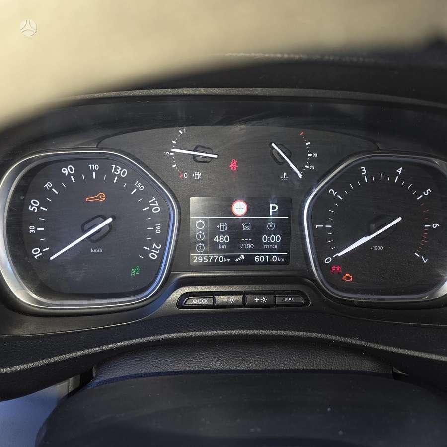 White Toyota Proace 2018 in Vilnius, with an engine capacity of 2.00 L and mileage of 296 thousand km for 7000 €, photo 8 on AUTOMOTO.COM.LV