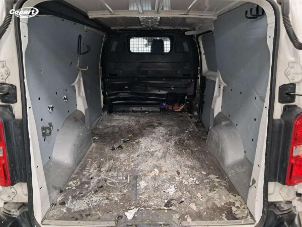 White Toyota Proace 2019 in Utena, with an engine capacity of 2.00 L and mileage of 100 thousand km for 8591 €, photo 4 on AUTOMOTO.COM.LV