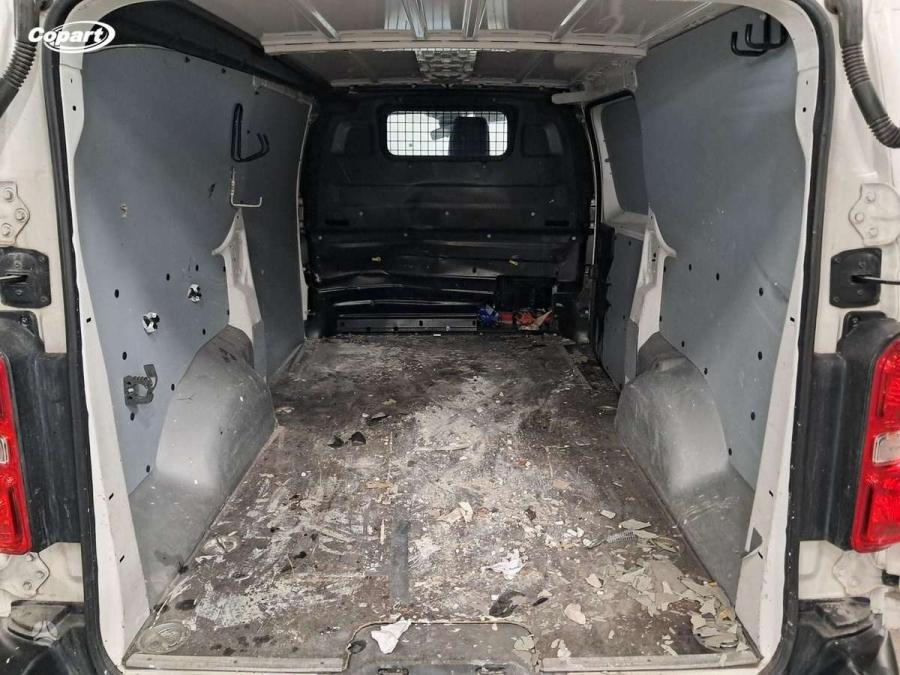 White Toyota Proace 2019 in Utena, with an engine capacity of 2.00 L and mileage of 100 thousand km for 8591 €, photo 4 on AUTOMOTO.COM.LV