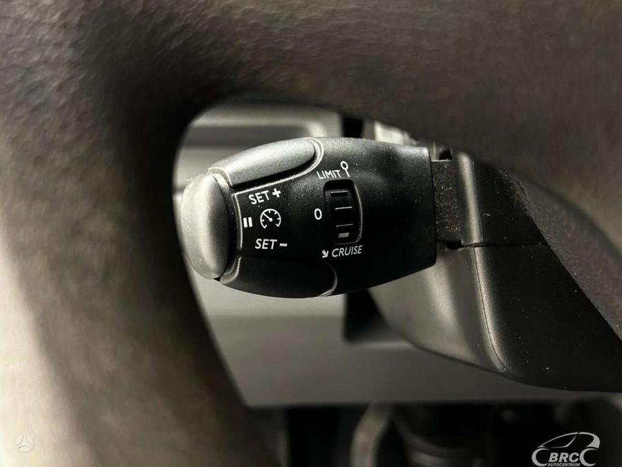 White Toyota Proace 2021 in Vilnius, with an engine capacity of 2.00 L and mileage of 113 thousand km for 11900 €, photo 12 on AUTOMOTO.COM.LV