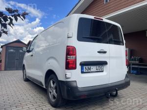 White Toyota Proace 2020 in Riga, with an engine capacity of 1.50 L and mileage of 122 thousand km for 14900 €, photo 4 on AUTOMOTO.COM.LV
