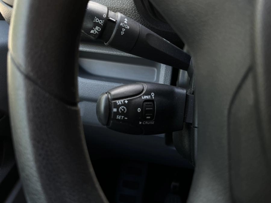 White Toyota Proace 2021 in Riga, with an engine capacity of 2.00 L and mileage of 109 thousand km for 17990 €, photo 4 on AUTOMOTO.COM.LV