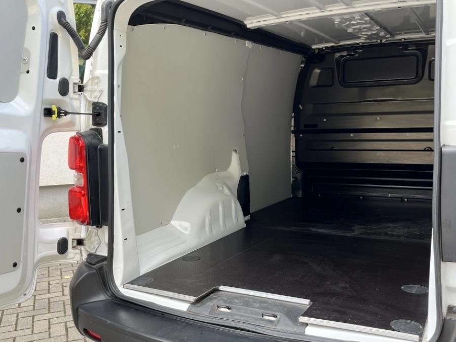 White Toyota Proace 2021 in Riga, with an engine capacity of 2.00 L and mileage of 109 thousand km for 17990 €, photo 12 on AUTOMOTO.COM.LV