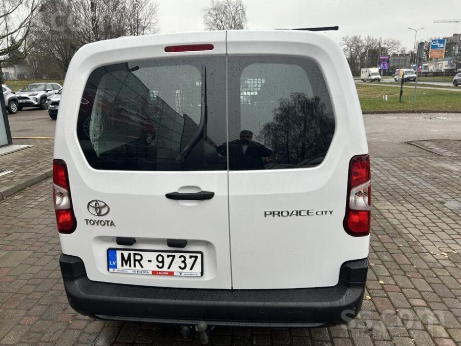 White Toyota Proace 2024 in Riga, with an engine capacity of 1.50 L and mileage of 23 thousand km for 22900 €, photo 6 on AUTOMOTO.COM.LV